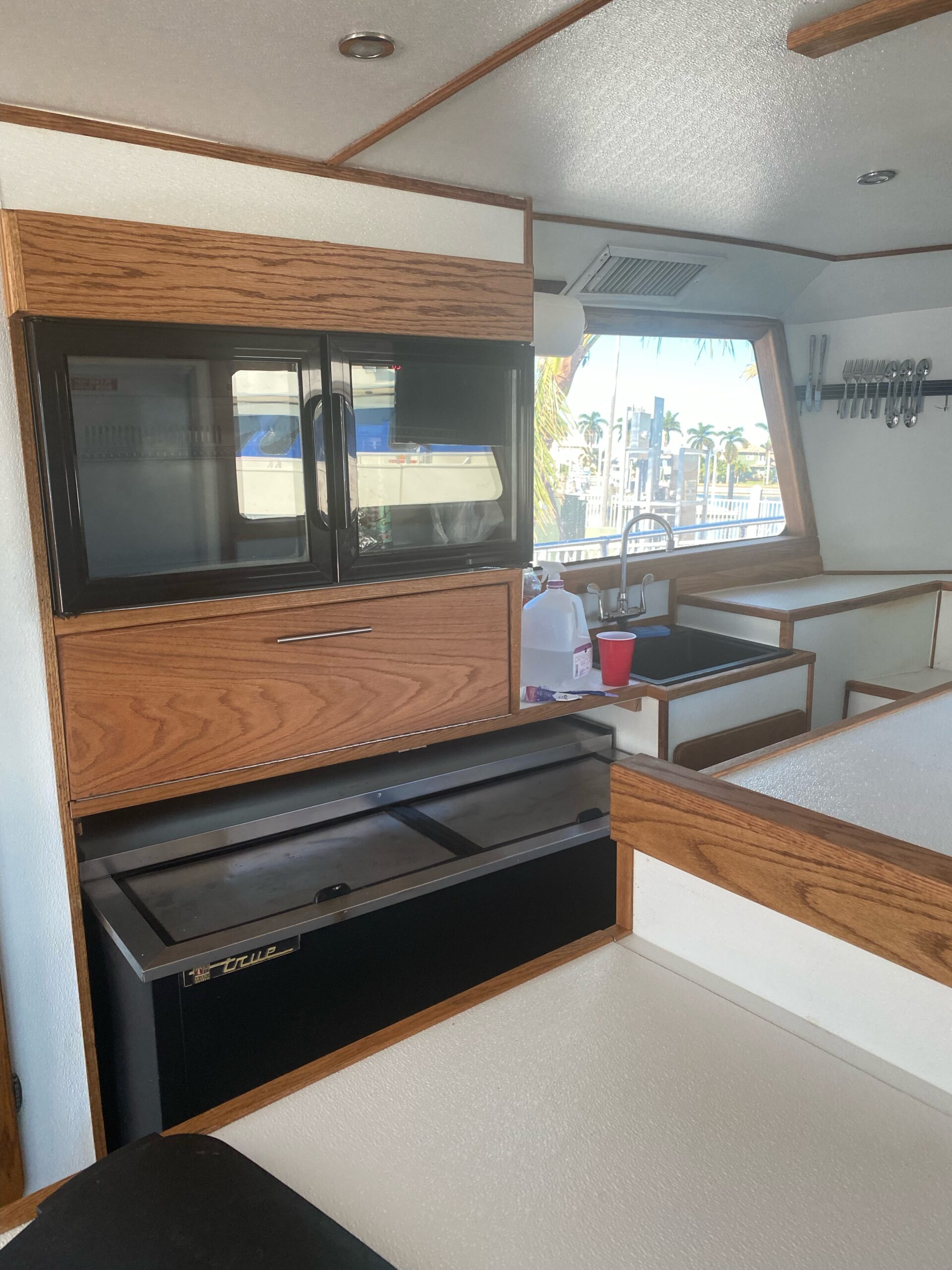 LOUNGE & GALLEY | American Hunter Fishing